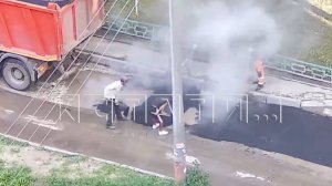 Я лужи разгоню асфальтом —  дорожники укладывают асфальт в воду