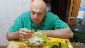 Мукбанг. Окрошка и квашеный баклажан. Обсуждаем комментарий "умного" зрителя.