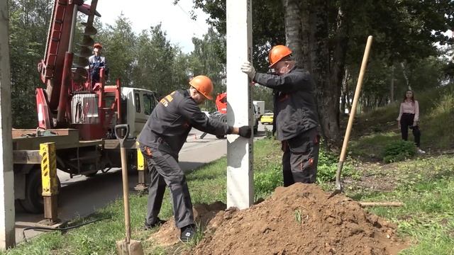 На улице Просвещения ведут работы по переносу линий уличного освещения.