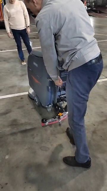 Тест-драйв поломоечной машины ARTRED Х5 на парковке