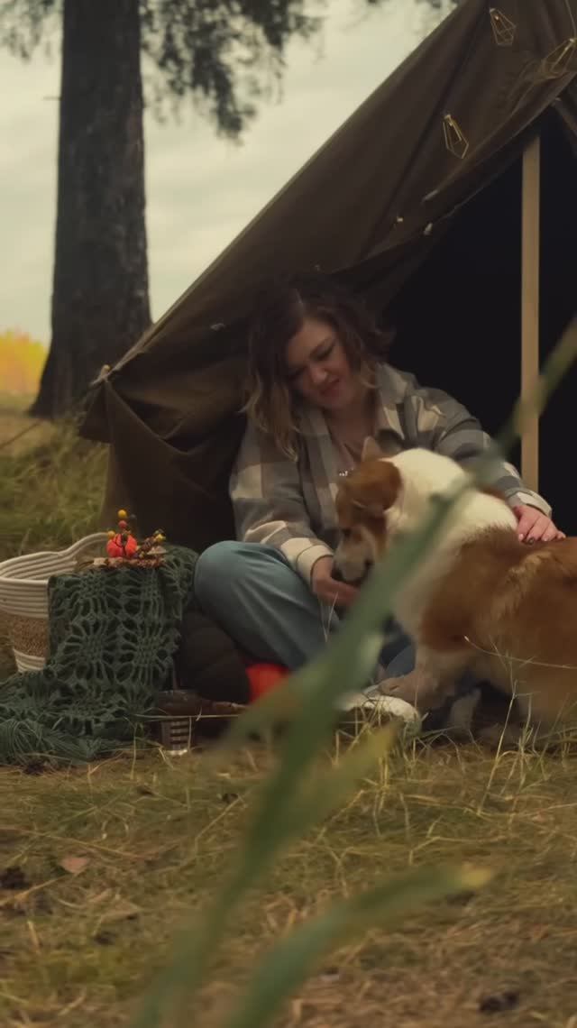 Семейный ролик фото проект на берегу реки в палатке с корги
