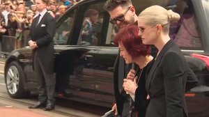 Шэрон Осборн со слезами на глазах возложила цветы у стихийного мемориала своего мужа в Бирмингеме