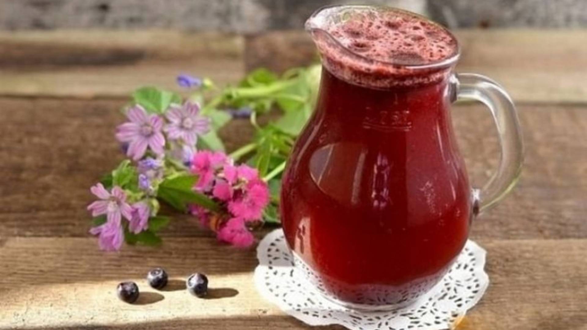 Ягоды и квас.