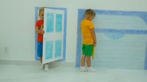 Влад и Ники. Крис учится помогать семье и играет с аппаратом со сладостями! Видео для детей!