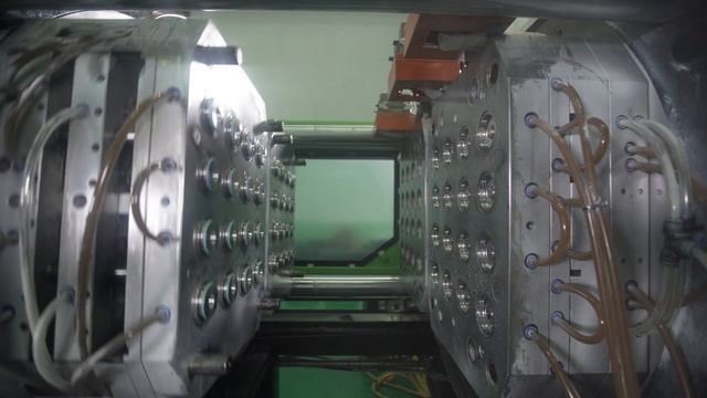 MULTIPRO - технология бикомпонентного литья. Изделие: крышки для бутылей