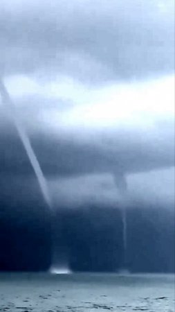 2 мощных водяных смерча