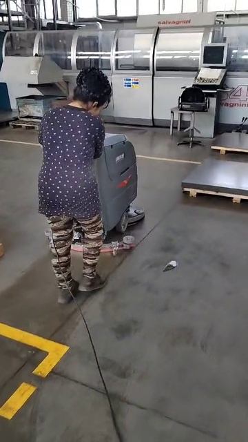 Тест-драйв сетевой поломоечной машины ARTRED X5 на производстве | Часть 1