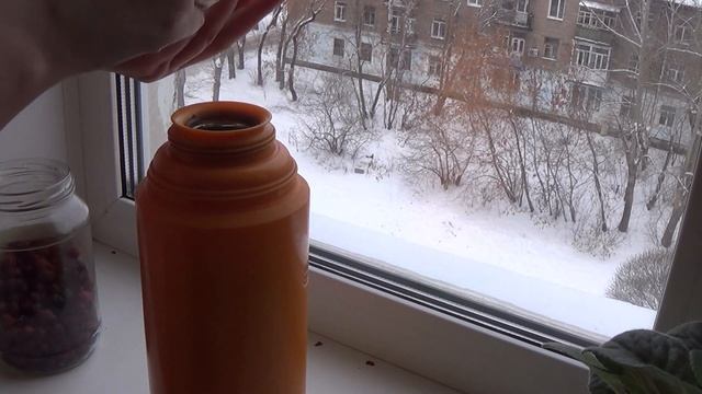 Напиток из шиповника в термосе.