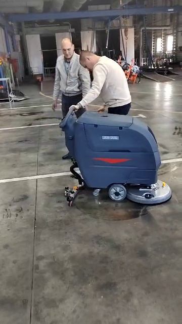 Тест-драйв поломоечной машины ARTRED X5 на складе