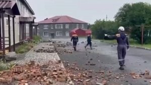 Спасатели обследуют дома на Сахалине после сильного землетрясения