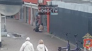 Подмосковье. Вор попытался украсть у девушки телефон.

Но потерпевшая догнала вора, повалила его на