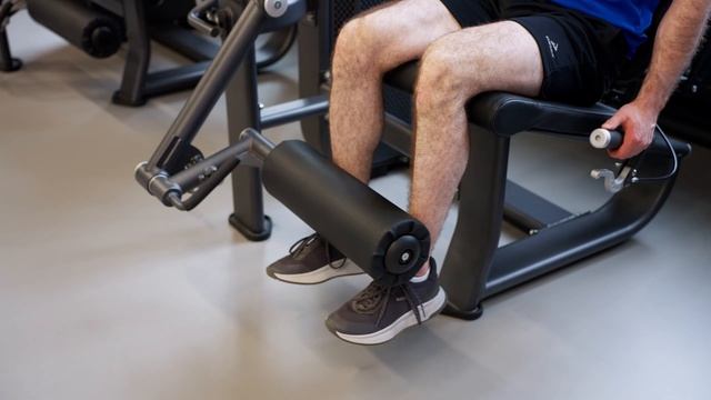 E7002 Разгибание и E7023 Cгибание ног сидя