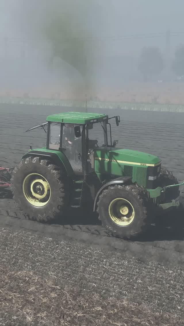 John Deere 7810 дискует поле в густом тумане