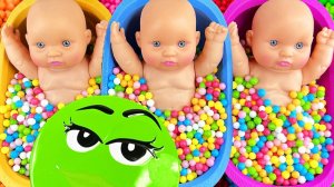 Мультики залипалки для малышей и детей. Смешиваем слайм и конфеты M&M's. Смотреть онлайн для детей.