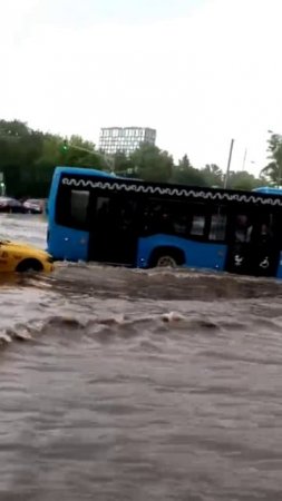 Паводок на улицах Москвы после лившя