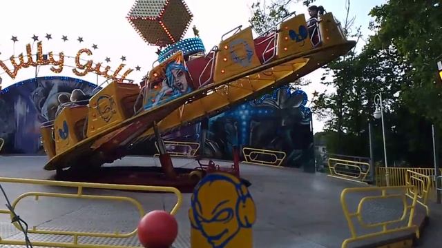 в парке развлечений Юност