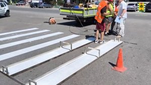 В городе Рубежное проводит работы по нанесению дорожной разметки