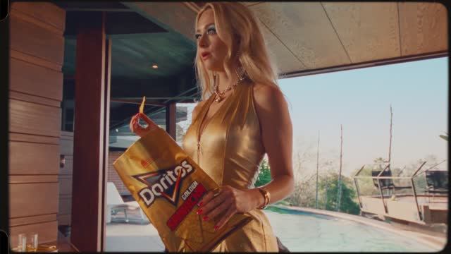 Горячий сантехник и Doritos: как бренд сыграл на ностальгии по взрослому кино