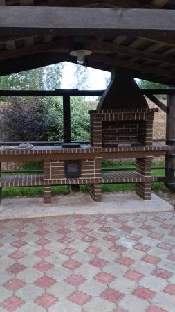 Кирпичный барбекю комплекс в беседке