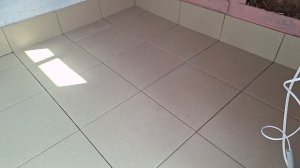 Уложил курочкам плитку и теплый пол.
