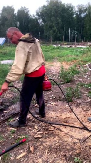 Фермерский лайфхак: быстрый способ убрать утинное перо и оставить территорию чистой! ✨🪄