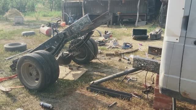 Газель пополам, работа продолжается, а на улице стоит невыносимая жара.