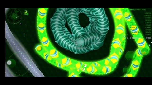 Я снова играю в Wormax.io и снова попадаю в окружения.