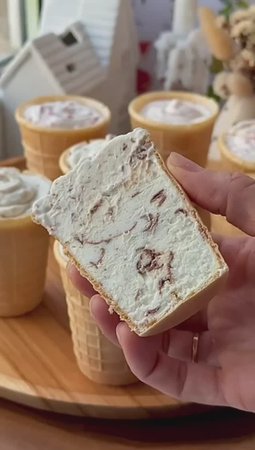 Мороженое с шоколадной стружкой и клубникой🍦Очень сливочное✨