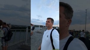 Играю на гуслях. Нижний Новгород. Стрелка — место слияния рек Оки и Волги. 31 июля 2025 года