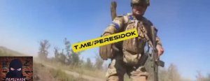 Двое ВСУшников выпали из пикапа