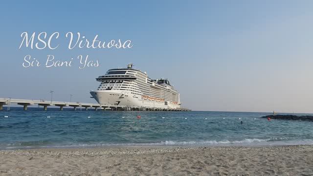 MSC Virtuosa у причала острова Sir Bani Yas.  MSC Virtuosa at Sir Bani Yas Island.