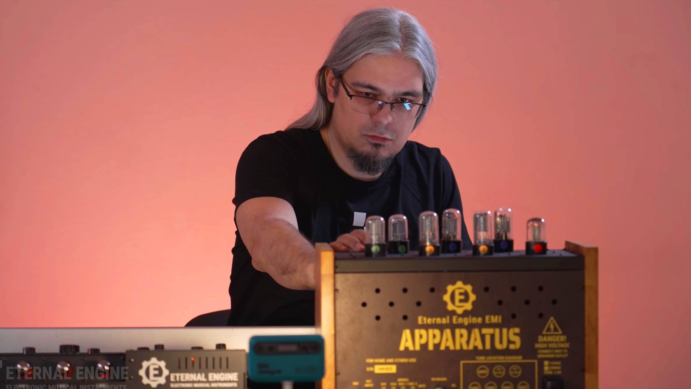 Eternal Engine EMI: Dmitry Shtatnov Plays on Apparatus Tube Synthesizer