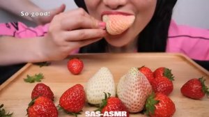 Поедание 🍓 на камеру
