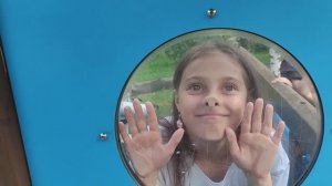 Ксюша с ребятами на детской площадке - 31.07.2025