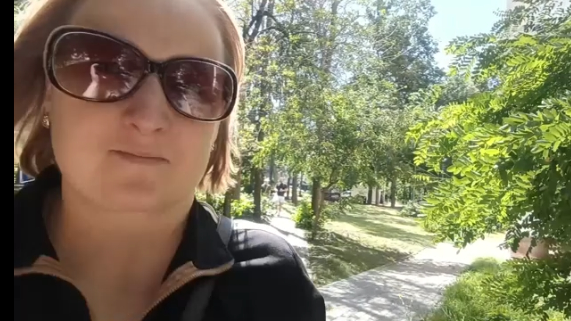 Ездили в больницу. Анюте назначили капельницы. Жарю котлеты с кабачком 😋
