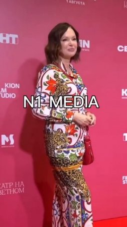 Ирина Безрукова модничает на красной дорожке. Оцените образ от 1 до 10. Подпишись на нас ❤️