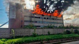 Пожар вспыхнул в гаражном комплексе в Екатеринбурге на площади семьсот квадратных метров