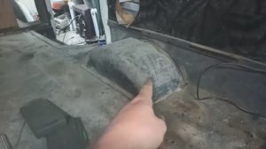 Что можно найти когда разбераешь авто. Находка в старом соболе мелочь а приятно)