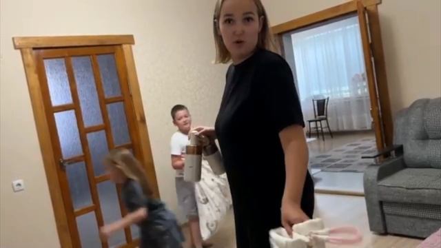 Алина решила поклеить обои у себя в квартире.02.08.25