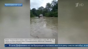 Автобус с пассажирами упал с моста в реку на Кубани