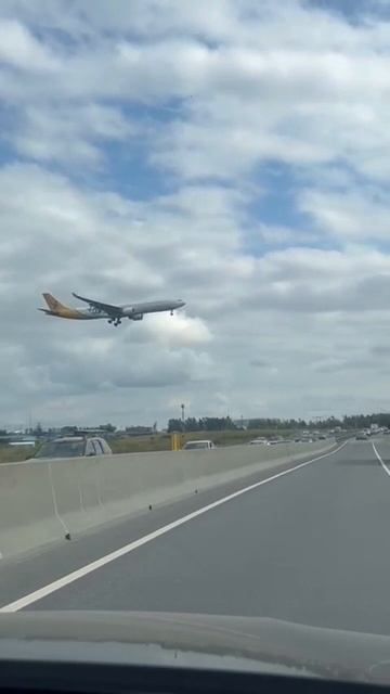 Airbus A-330 а/к Ifly идет на посадку в московский аэропорт ✈️
