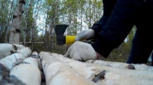 Отшельник бродяга выживает в лесу и строит лесную скамейку