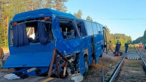 Туристический автобус и поезд столкнулись в Ленобласти, один человек погиб