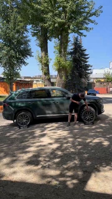 Geely Monjaro на примерке дисков в 20-ом диаметре