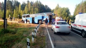 Туристический автобус столкнулся с грузовым поездом в Ленобласти