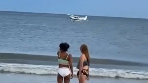 В США самолет перевернулся при аварийной посадке на воду у пляжа