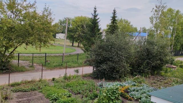 Деревенская атмосфера и уют, пасмурный летний день в деревне