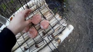 Отшельник выживает в лесу и готовит бургеры из дичи
