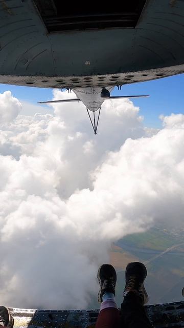 Невероятно красивые облака в рампу вертолета