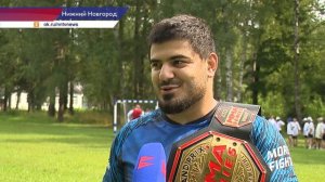 В «Чайке» прошла зарядка со стражами порядка и легендарным чемпионом по КУДО Русланом Меджидовым